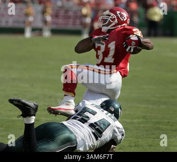 Philadelphia Eagles linebacker Jeremiah Trotter Jr. in action during an ...