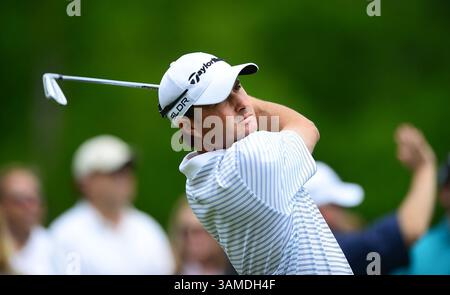 Kevin Kisner hits from the 17th tee during the third round of the Sony ...