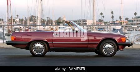 A Mercedes 560sl Classic Convertible Stock Photo - Alamy