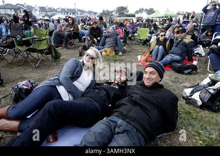 Hundreds of people watch a big wave tow-in surf session at Praia do ...