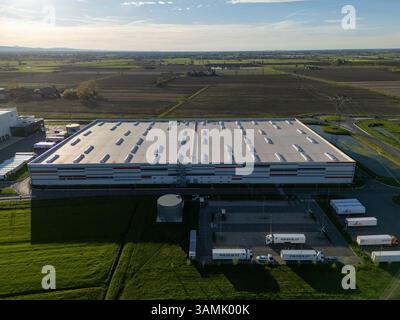 Aerial view of a large automated cold storage distribution center Stock ...