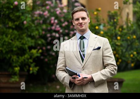 Royal tour artist Fraser Scarfe illustrates in the gardens of Villa ...