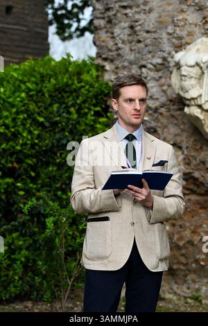 Royal tour artist Fraser Scarfe illustrates in the gardens of Villa ...