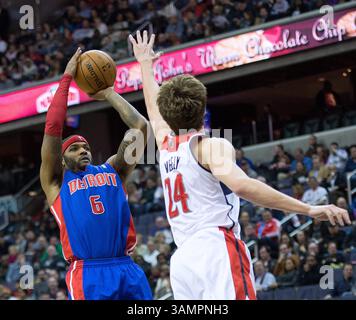 Washington Wizards small forward Josh Howard (5) on the sidelines and ...
