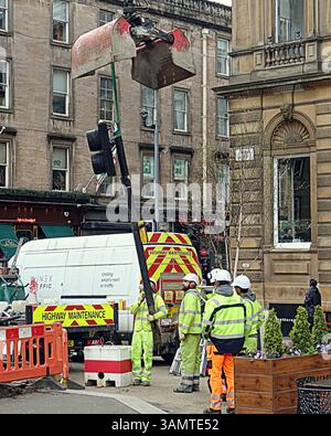 Glasgow, Scotland, UK. 14h April, 2021. UK Weather: Sunny in the city ...