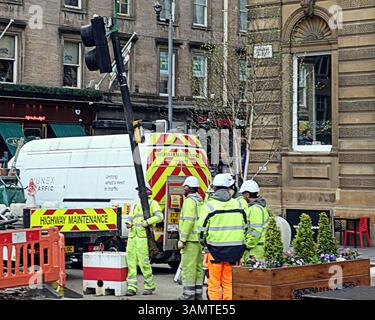Glasgow, Scotland, UK. 14h April, 2021. UK Weather: Sunny in the city ...