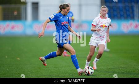 Lisann Kaut (TSG Hoffenheim, #04) im Zweikampf, GER, VfL Wolfsburg vs ...