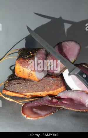 Rauchfleisch ist eine allgemeine Bezeichnung für Fleisch, das durch ...