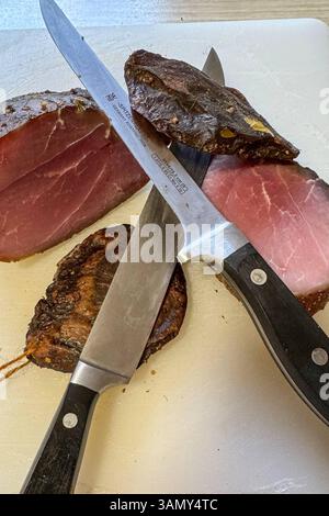 Rauchfleisch ist eine allgemeine Bezeichnung für Fleisch, das durch ...