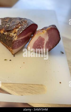 Rauchfleisch ist eine allgemeine Bezeichnung für Fleisch, das durch ...