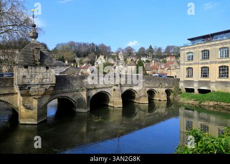 A bridge over the River Avon with a cloudy sky in the background ...