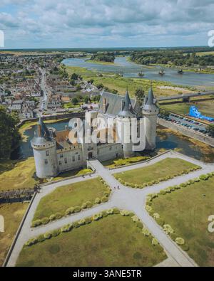 Château de Sully-sur-Loire and surrounding moat, Sully-sur-Loire ...