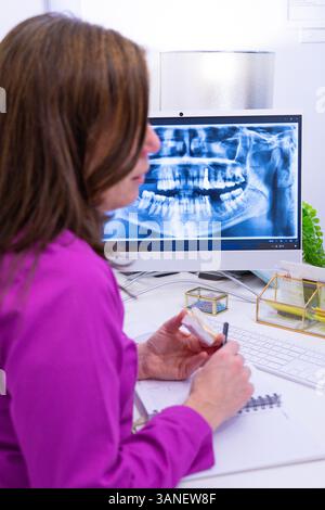X ray of teeth with jaw model on the dentist table Stock Photo - Alamy