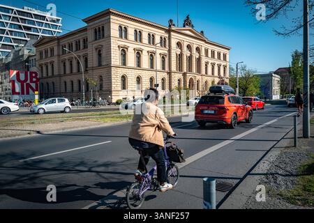 Berlin, Straßenszene Invalidenstraße mit Sozialgericht - 14.04.2025 ...