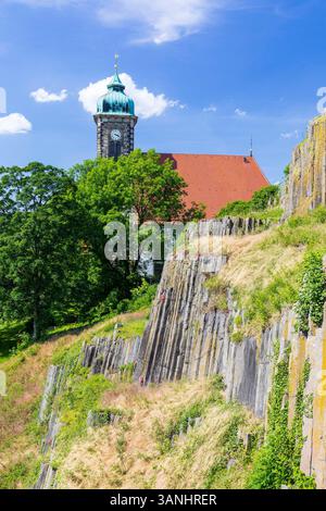 Basaltsäulen, auf denen die Burg gebaut wurde, dahinter die Stadtkirche ...