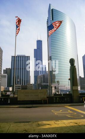 Merchandise Mart, reflection in the 333 N. Wacker building, Chicago ...