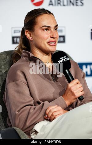 Stuttgart, Deutschland. 15th Apr, 2025. Jule Niemeier blickt regelmaessig zu ihrem Coach, Jule ...