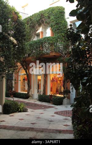 Via Parigi on Worth Avenue in Palm Beach, Florida. (USA Stock Photo - Alamy