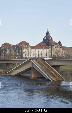 Collapsed Carola bridge in Dresden Stock Photo - Alamy