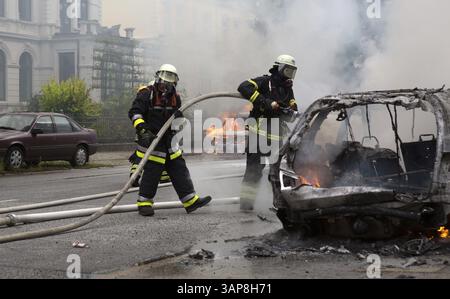 Fire brigade extinguishes burning cars on the Elbchaussee in Hamburg ...