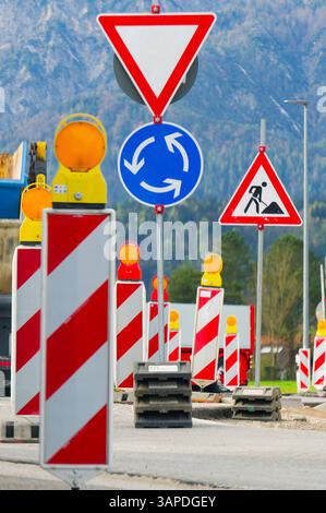 Behinderungen. Bauarbeiten am Kreisverkehr der B 20 bei Piding. Piding ...