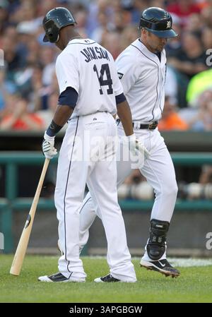 New York Mets' Austin Jackson (16) throws a ball to fans during the ...