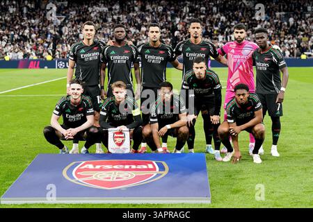 Arsenal players pose for a team photo during the UEFA Champions League ...