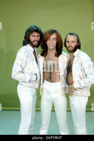 Jan. 1, 2011 - BEE GEES .BROTHERS MAURICE, ROBIN AND BARRY GIBB. BOB ...