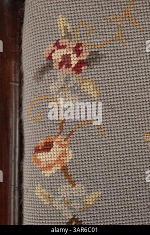 A mahogany klismos-style chair with a fiddle-shaped back splat and a ...