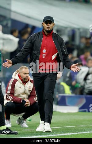 Vincent Kompany (FC Bayern Muenchen, Trainer) bei der Platzbegehung ...