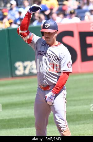 Washington Nationals first base Nathaniel Lowe (33) during a MLB game ...