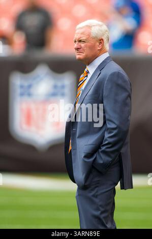 Cleveland Browns owner Jimmy Haslam, center, watches during NFL ...