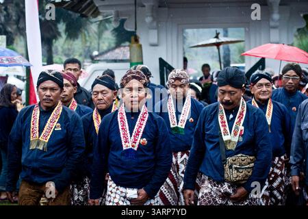 Jun 09, 2013 - Bantul, Yogyakarta, Indonesia - Royal Servants wearing ...