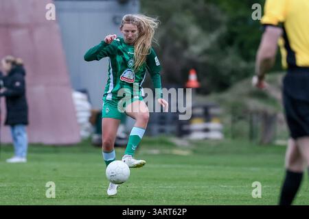 Kaylie Ronan (SV Werder Bremen, 4) am Ball, Freisteller, Einzelbild ...