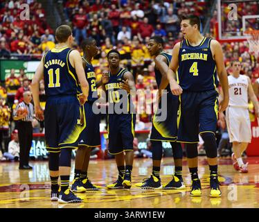 Iowa players huddle during an NCAA college football game against USC ...