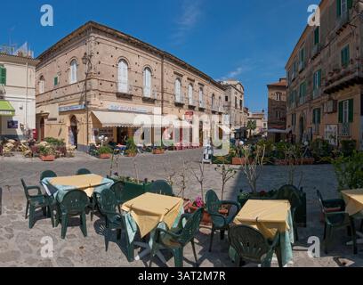 Square with sidewalk café, Tropea, Calabria, Italië, Italy, Rene van ...