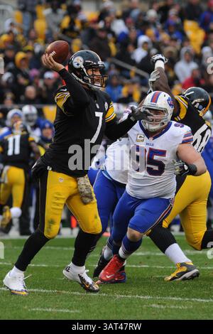Pittsburgh Steelers defensive tackle Dean Lowry (94) on the sidelines ...
