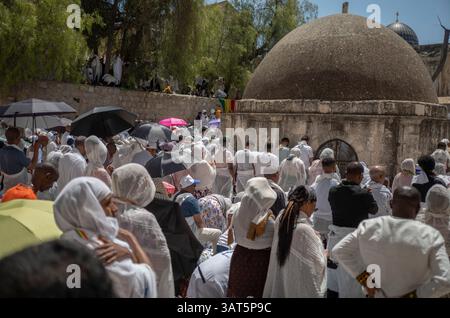 Jerusalem, Palestinian Territories. 18th Apr, 2025. Christian pilgrims ...