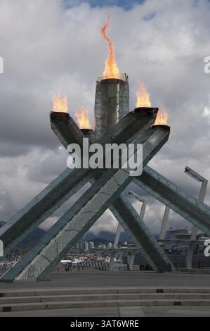 In a Thursday, Feb. 4, 2010 photo, Meredith Arwady, left, performs as ...