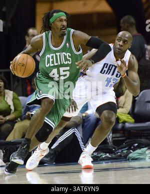 Charlotte Bobcats' Anthony Tolliver (43) loses the ball in-between the ...