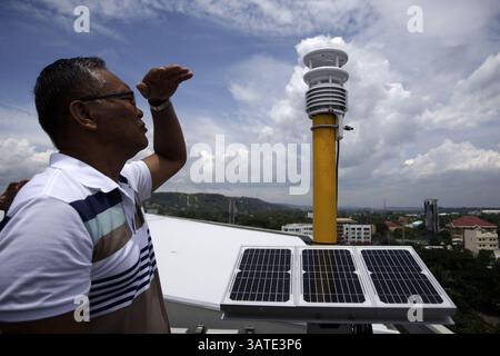 Oct. 8, 2013 - Davao, Philippines - Filipino Weather Forecaster ...