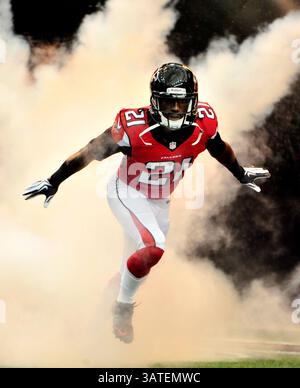 Atlanta Falcons cornerback Desmond Trufant (21) celebrates his ...