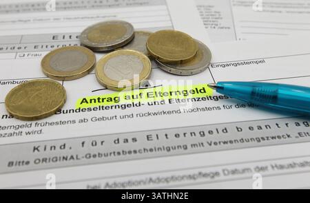 Ein Antrag auf Elterngeld sowie Euro-Münzen liegen auf einem ...
