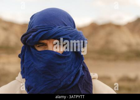 Tuareg man in a traditional costume walking on a dune, Algeria Stock ...