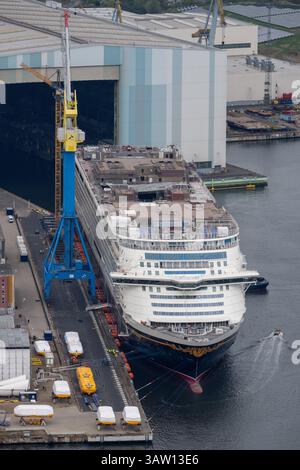 Wismar, Germany. 19th Apr, 2025. The cruise ship "Disney Adventure" is ...