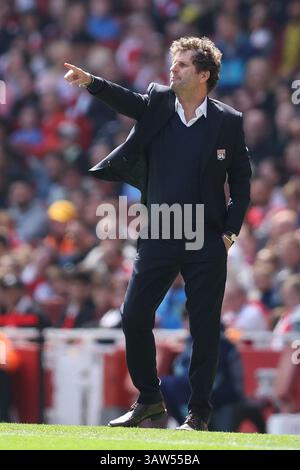 Lyon manager Joe Montemurro and Arsenal manager Renee Slegers during ...