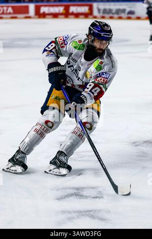 Koeln, Deutschland. 19th Apr, 2025. Anton Brandt (Eisbaeren Berlin, #41) auf der Strafbank ...