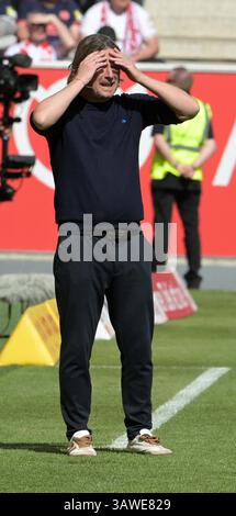 Mainz, Deutschland. 19th Apr, 2025. Moritz Jenz (1. FSV Mainz 05 #3 ...