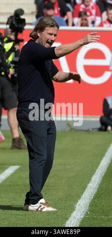 Mainz, Deutschland. 19th Apr, 2025. Moritz Jenz (1. FSV Mainz 05 #3 ...