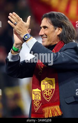 Roma, Italia. 19th Apr, 2025. Verona's Martin Frese Roma's Artem Dovbyk ...